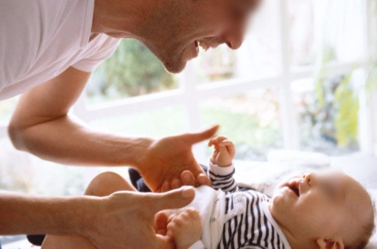 Découvrez pourquoi chatouiller un bébé représente un véritable danger ...